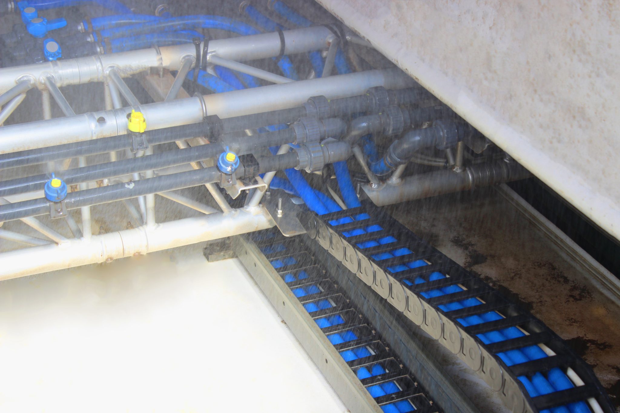 Robust and corrosion-free cable routing for spray robots in greenhouses ...